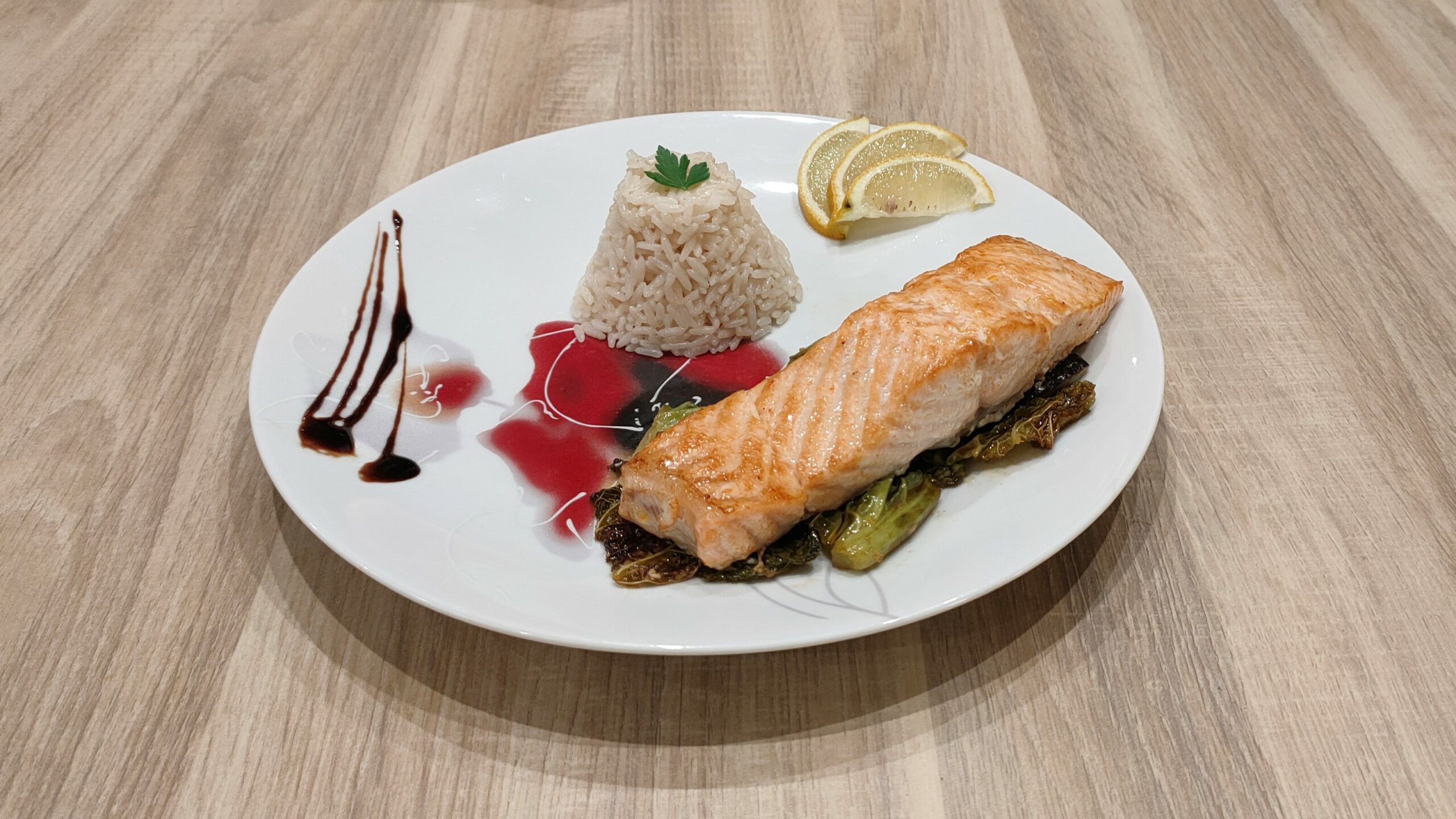 Saumon rôti sur son lit de chou kale au soja, et son riz coco - Natur-Aum